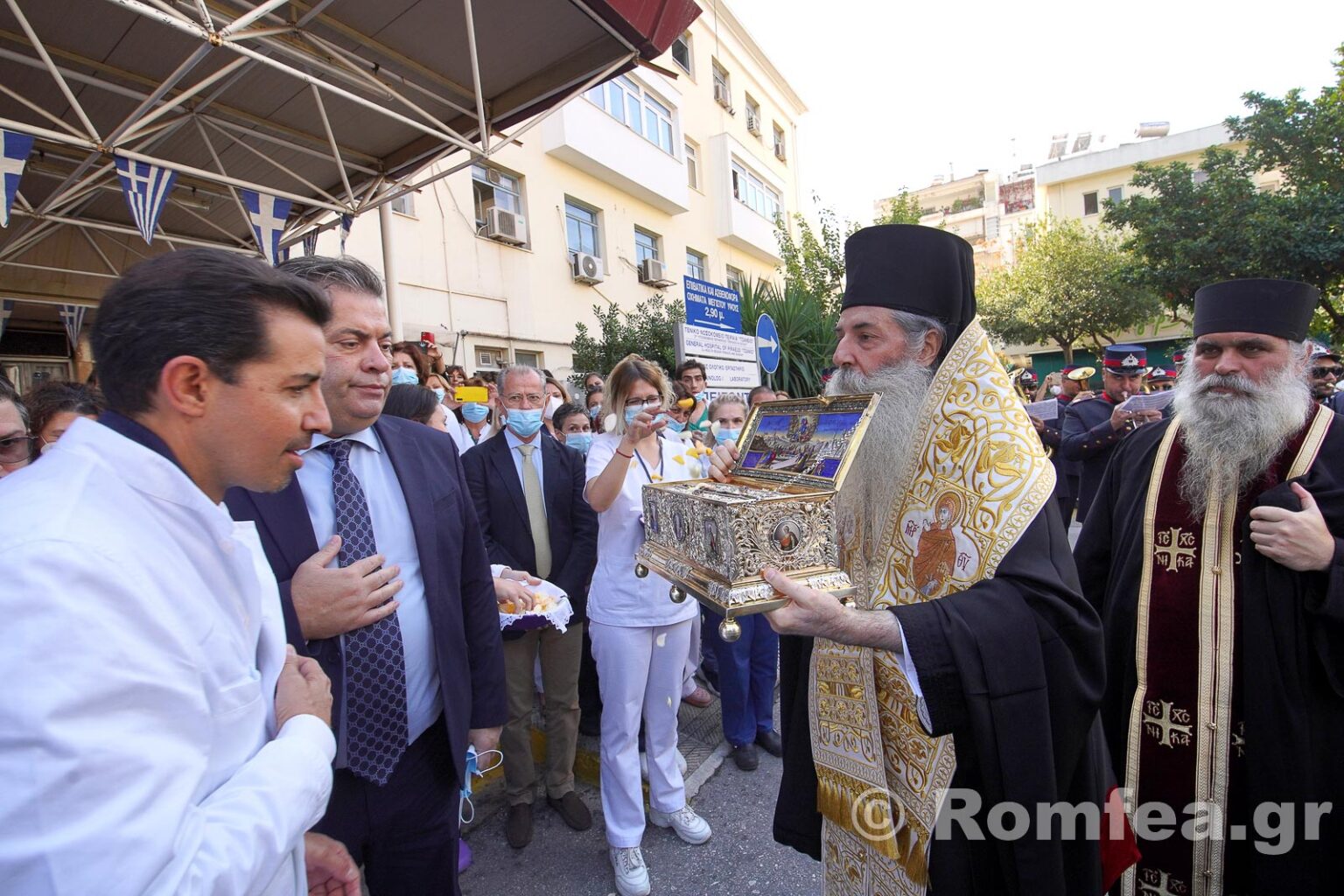 Στο Τζάνειο Νοσοκομείο η Αγία Ζώνη της Υπεραγίας Θεοτόκου. - ΙΕΡΑ ...