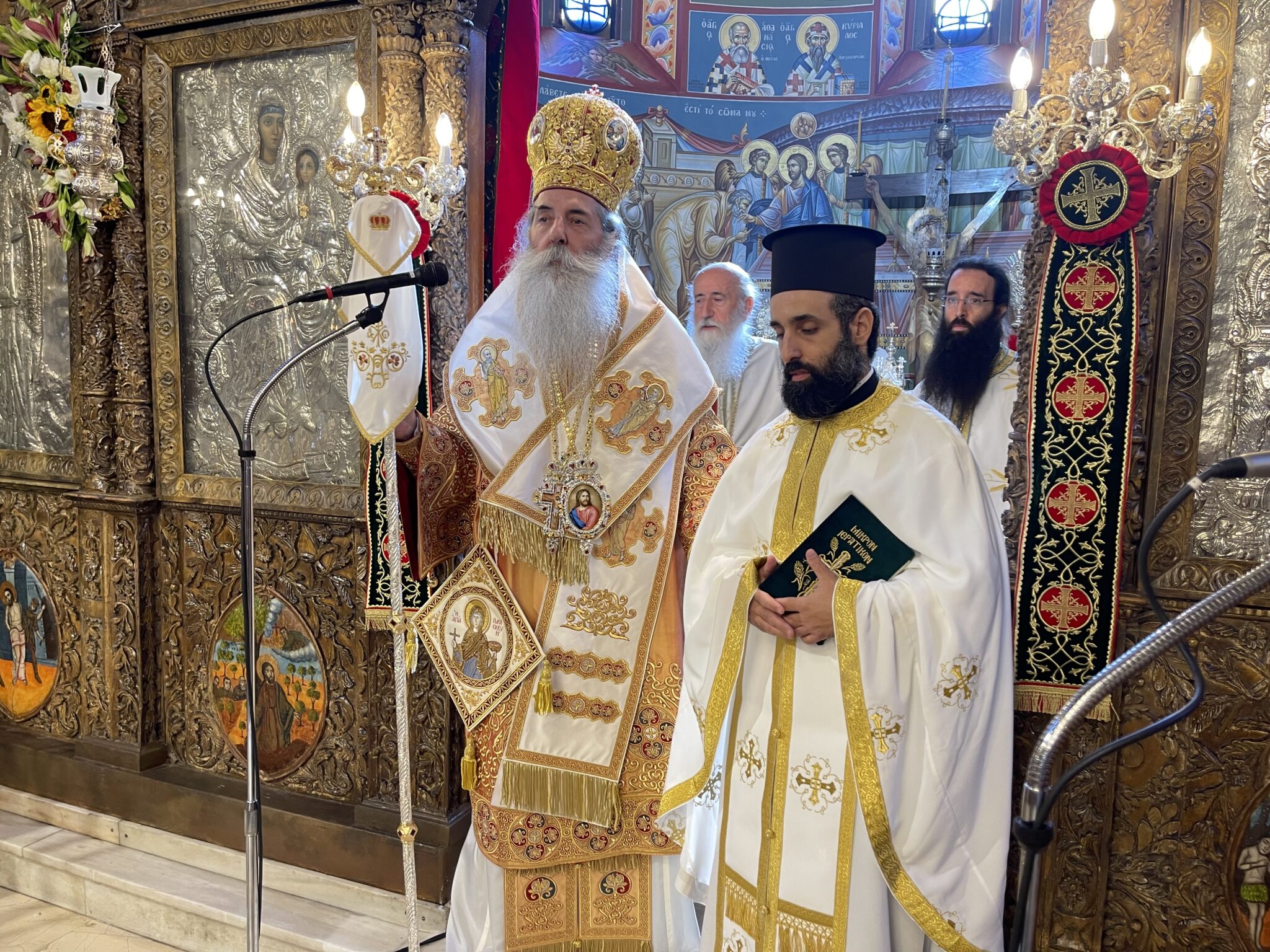 Μητροπολίτης Πειραιώς προς νέο κληρικό: «Κάθε Λειτουργία σου να είναι ...