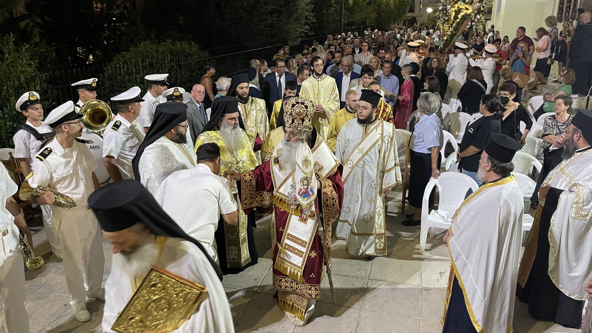 Λαοθάλασσα πιστών στα Μανιάτικα του Πειραιά για την μνήμη των Αγίων ...