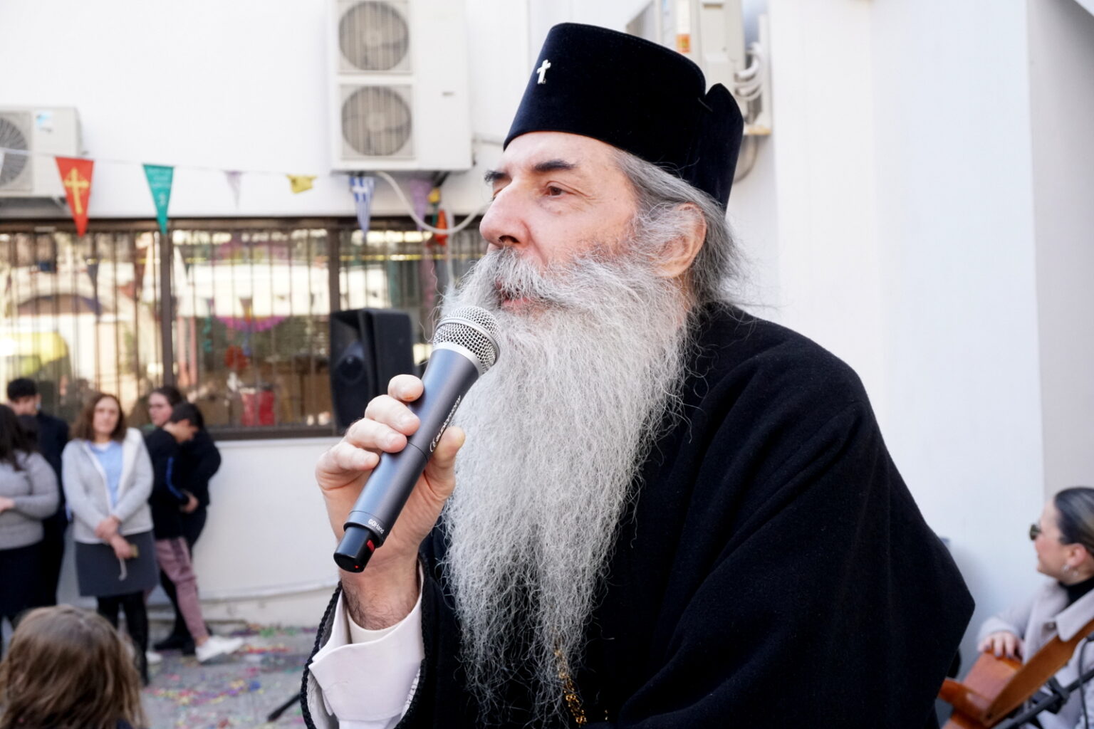 Ο Σεβ. Μητροπολίτης Πειραιώς ευλόγησε τις σημαίες της επαναστάσεως που ...