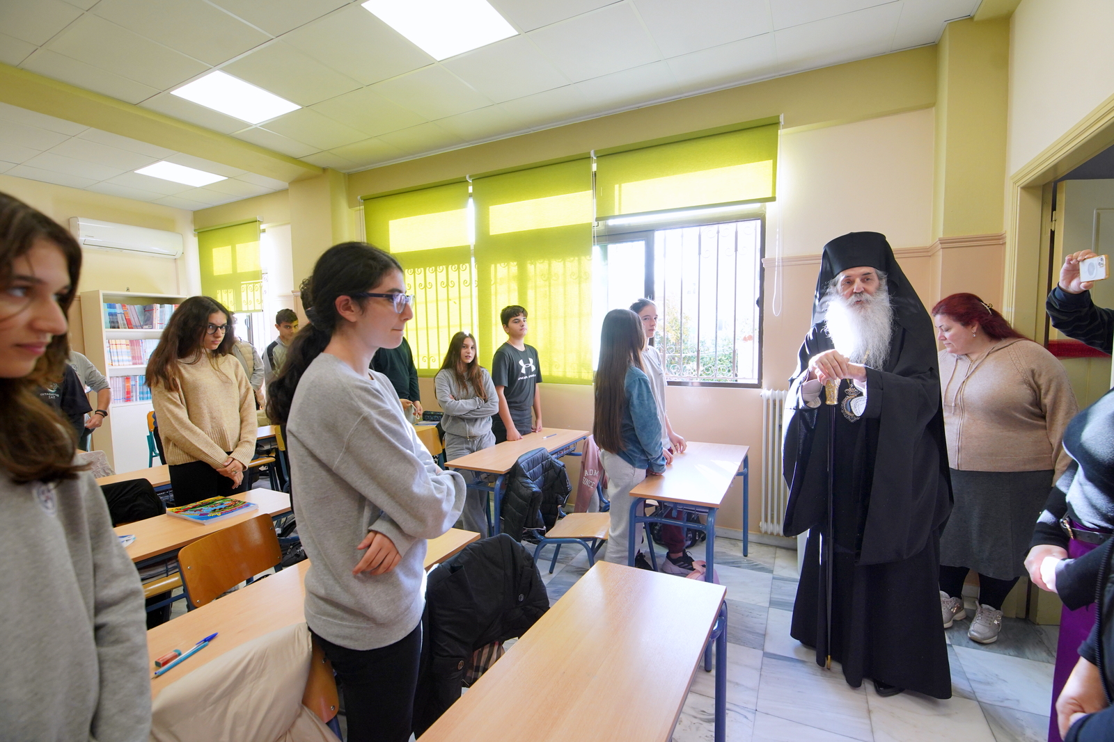 Στα Εκπαιδευτήρια της Ι. Μητροπόλεως Πειραιώς ο Σεβασμιώτατος κ ...